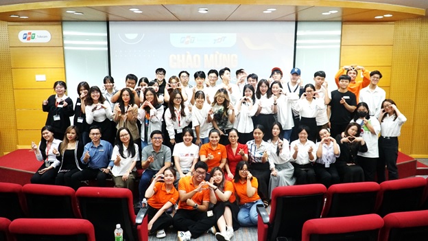 Marketing Students and a Field trip to FPT Telecommunications | Faculty ...